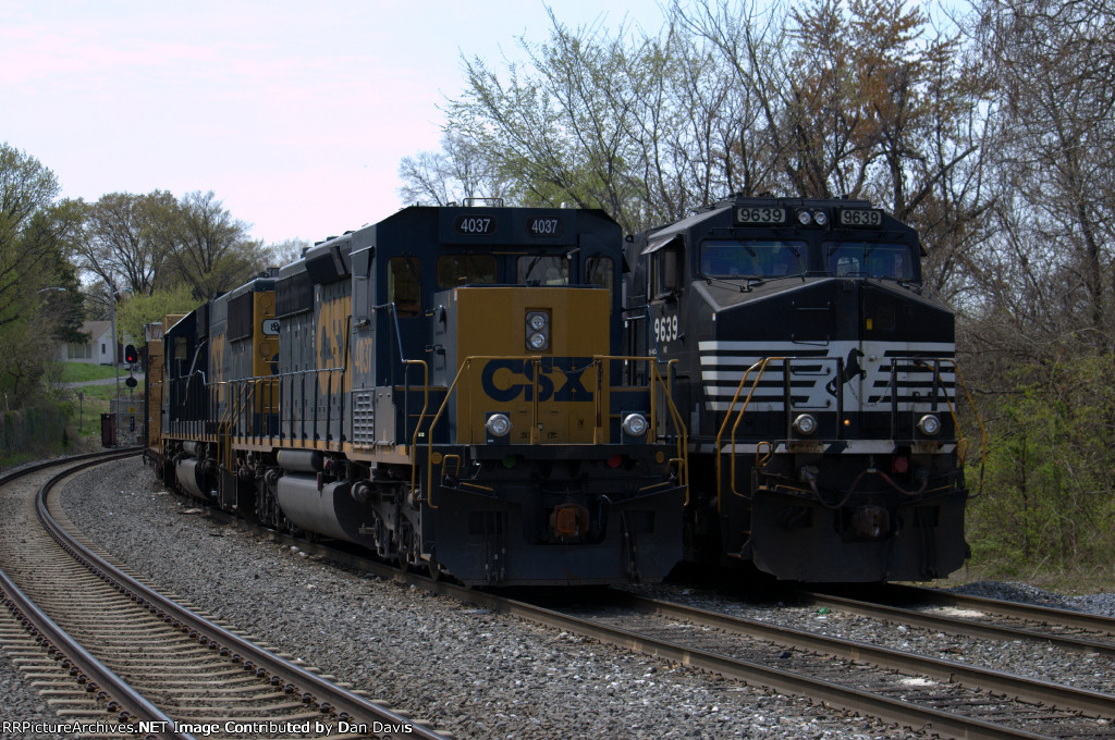 CSX Q418-25 alongside NS 39G